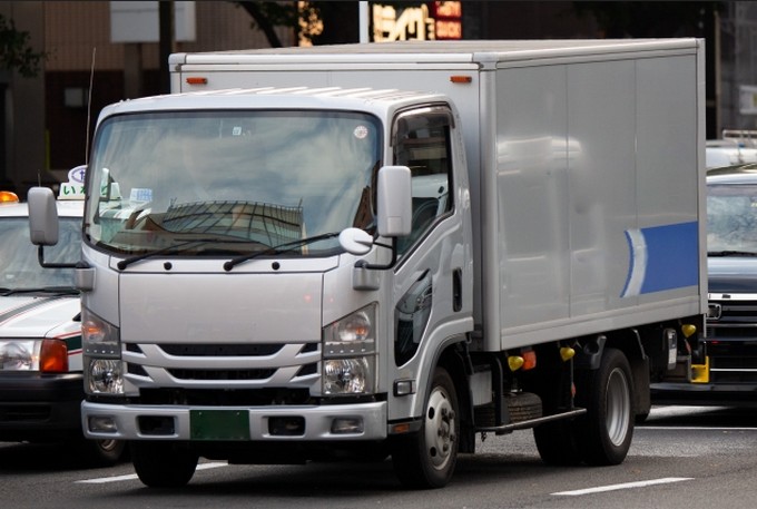 2トントラックのサイズ一覧！駐車場サイズは？荷台寸法や高さ、幅、積載量／車種別まとめ